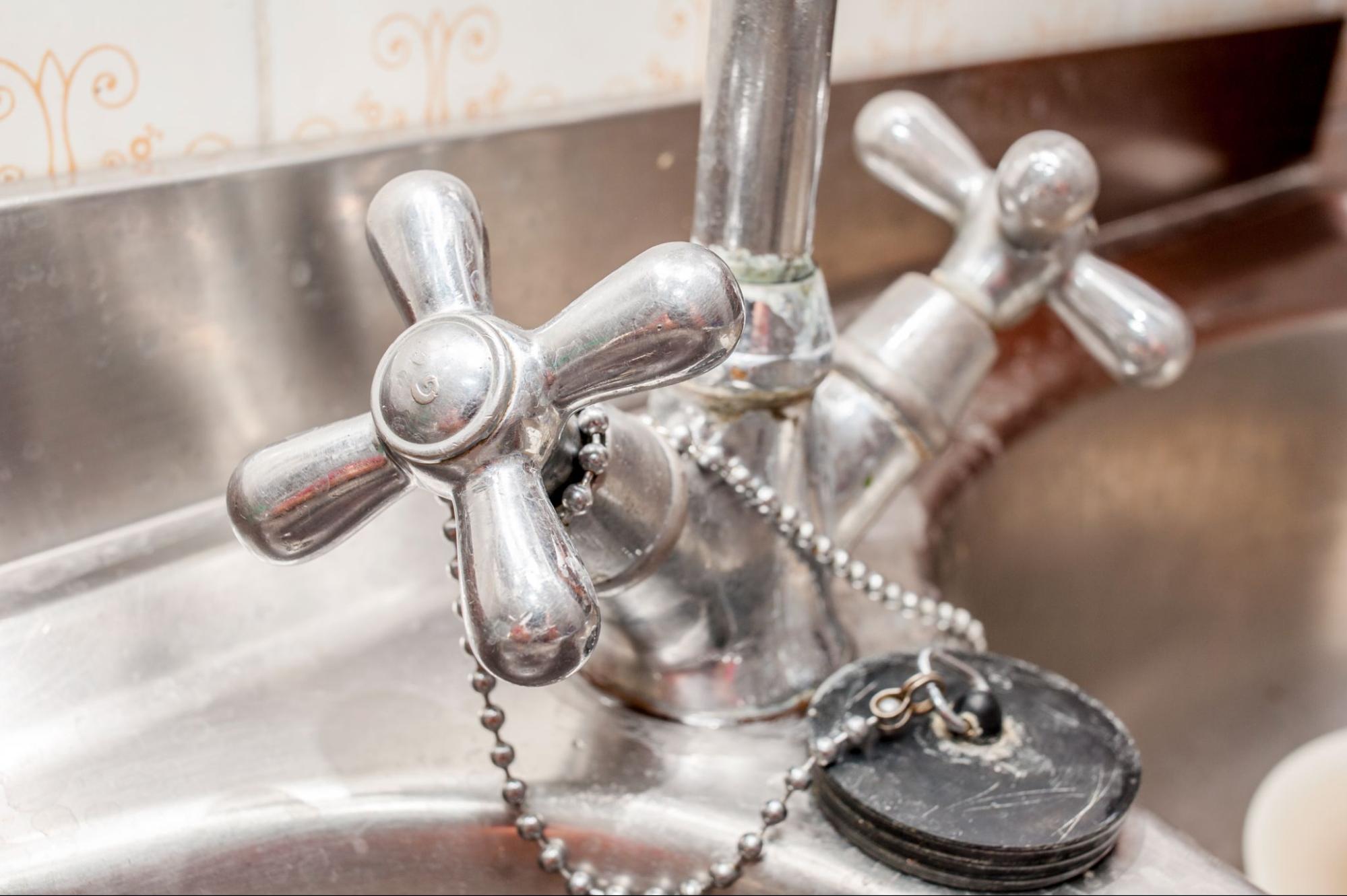 Tout savoir sur la dureté de l'eau et ses origines calcaires 💧🧂